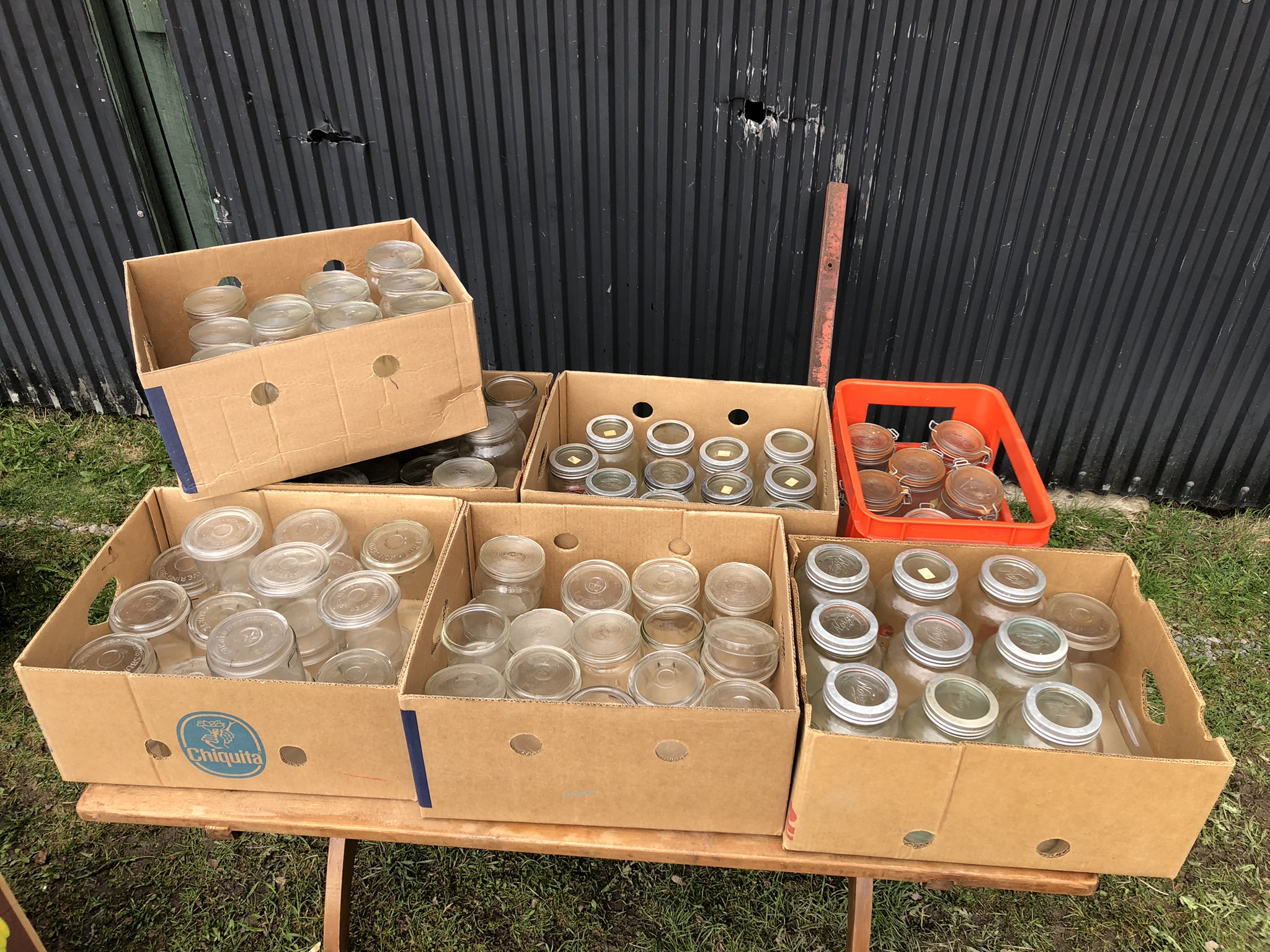 Samlingsbild: konservburkar surte och no… | Auktion.se